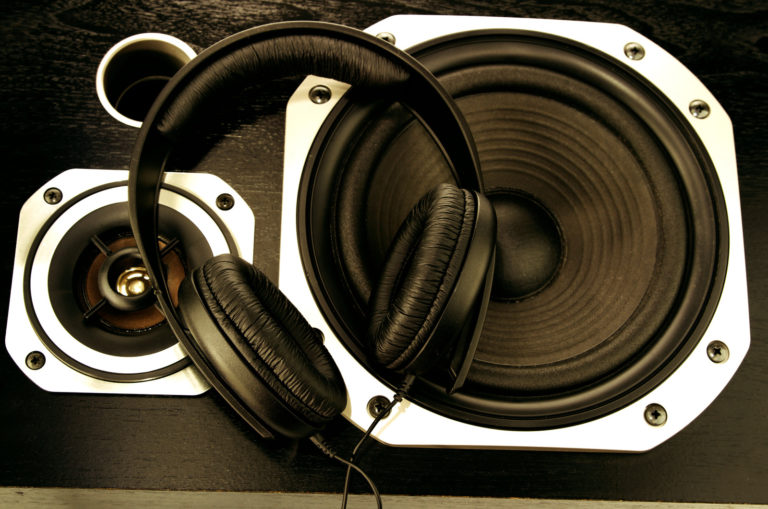 Windows 10: How To Play Sound Through Speakers and Headphones At The ...