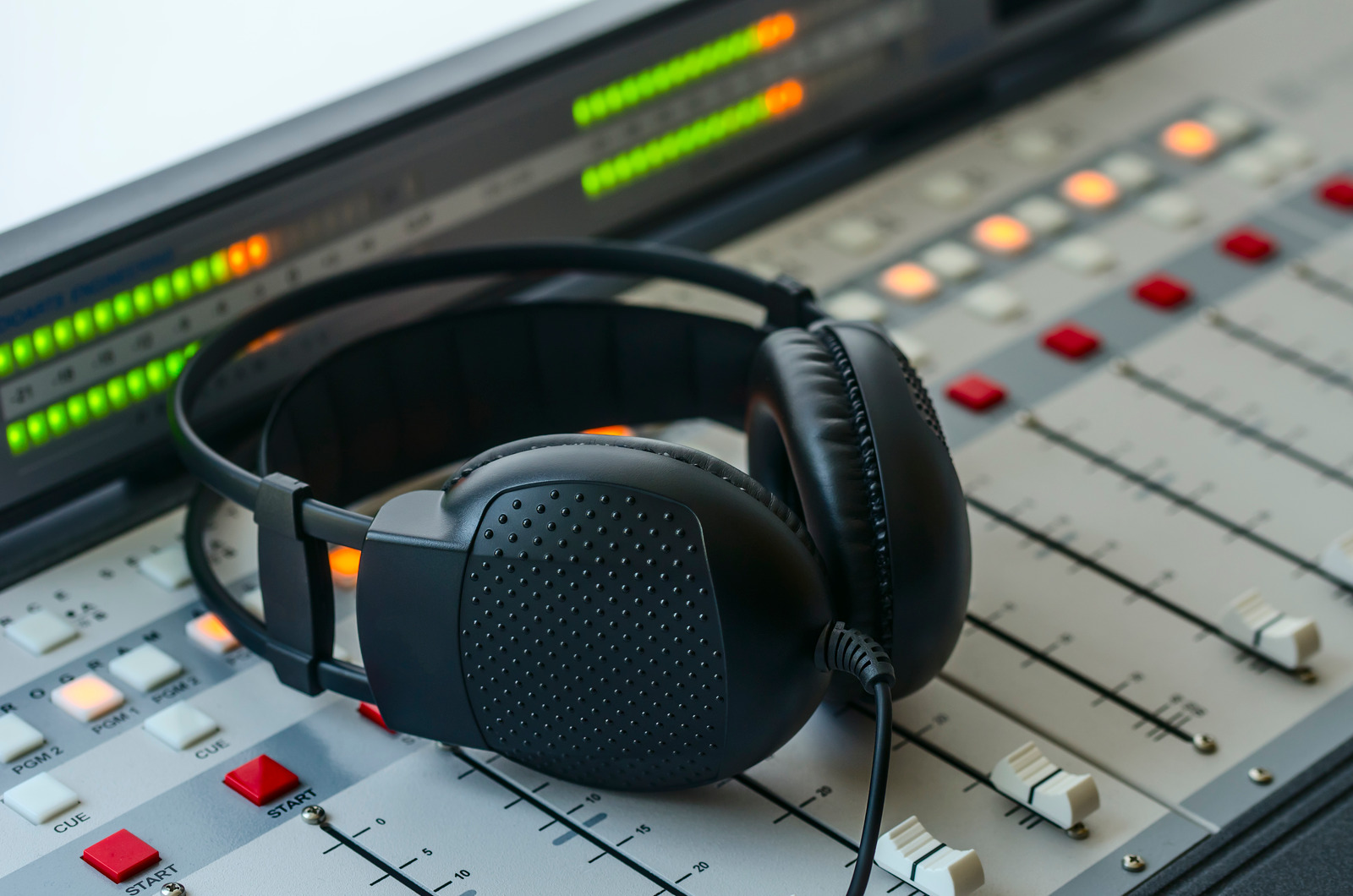 How To Combine Two Sound Sources Into Headphones | SoundGearLab