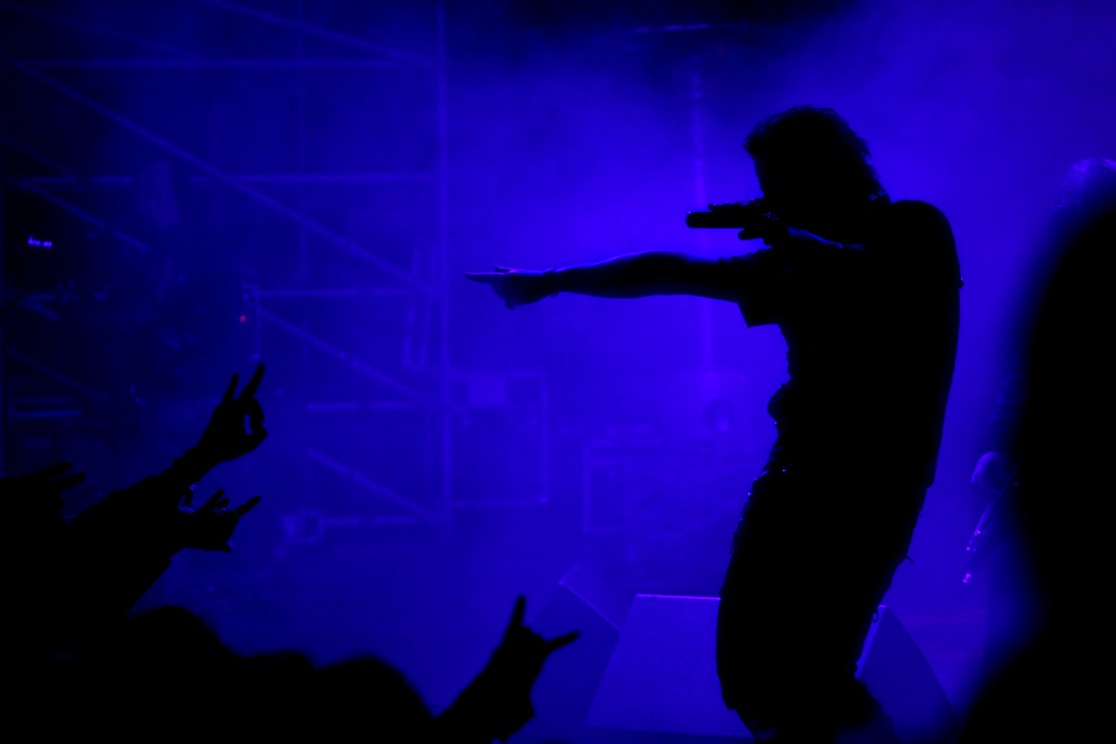 Why Does Frank Ocean Wear Headphones During Live Performances ...