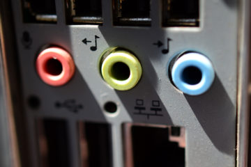 Is the headphones port red or green? Plug differences explained ...